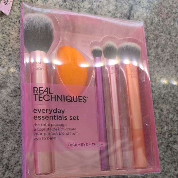 Real Techniques | Makeup | Real Techniques Everyday Essentials Set | Poshmark